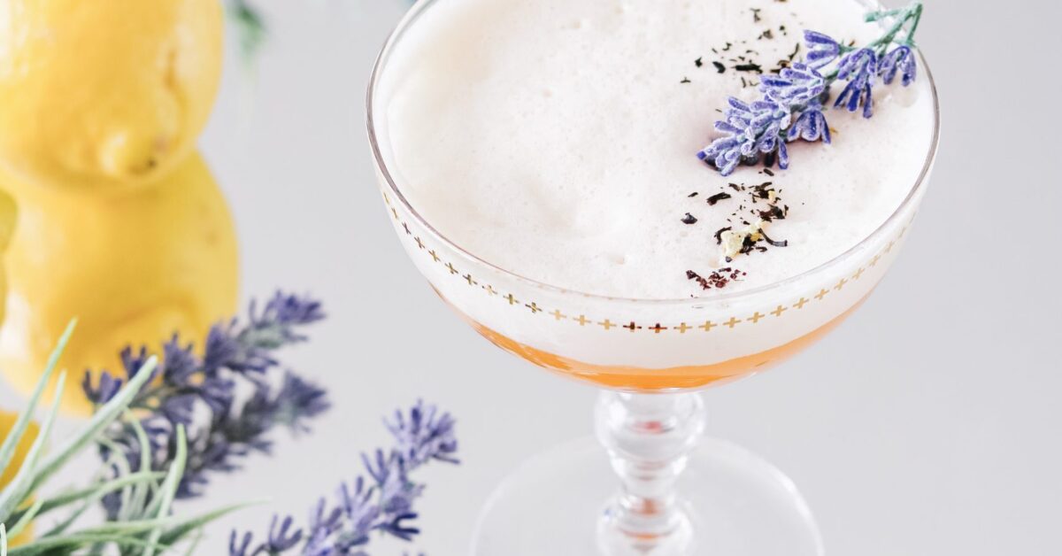 Earl Grey’s Royal Gin Fizz • Earl Grey Gin Fizz Cockail Recipe with ...
