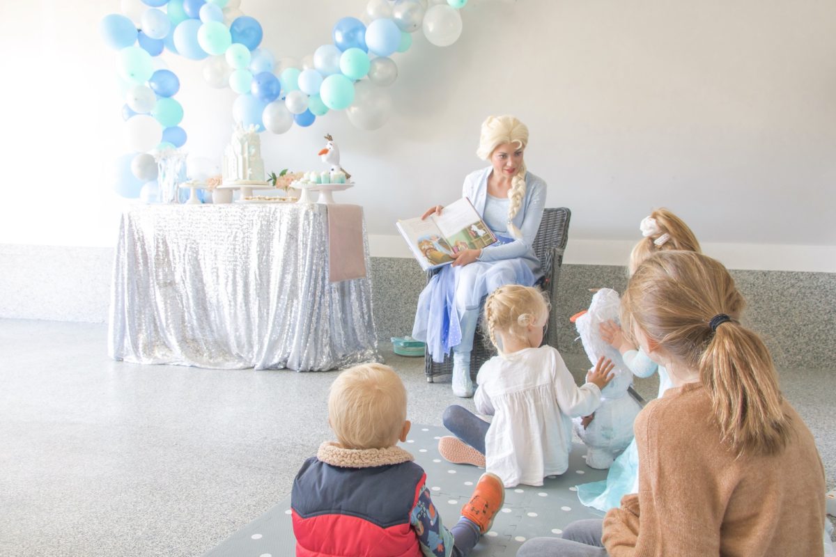 Elle(sa)’s Frozen Birthday Party • Frozen-themed birthday party with ...